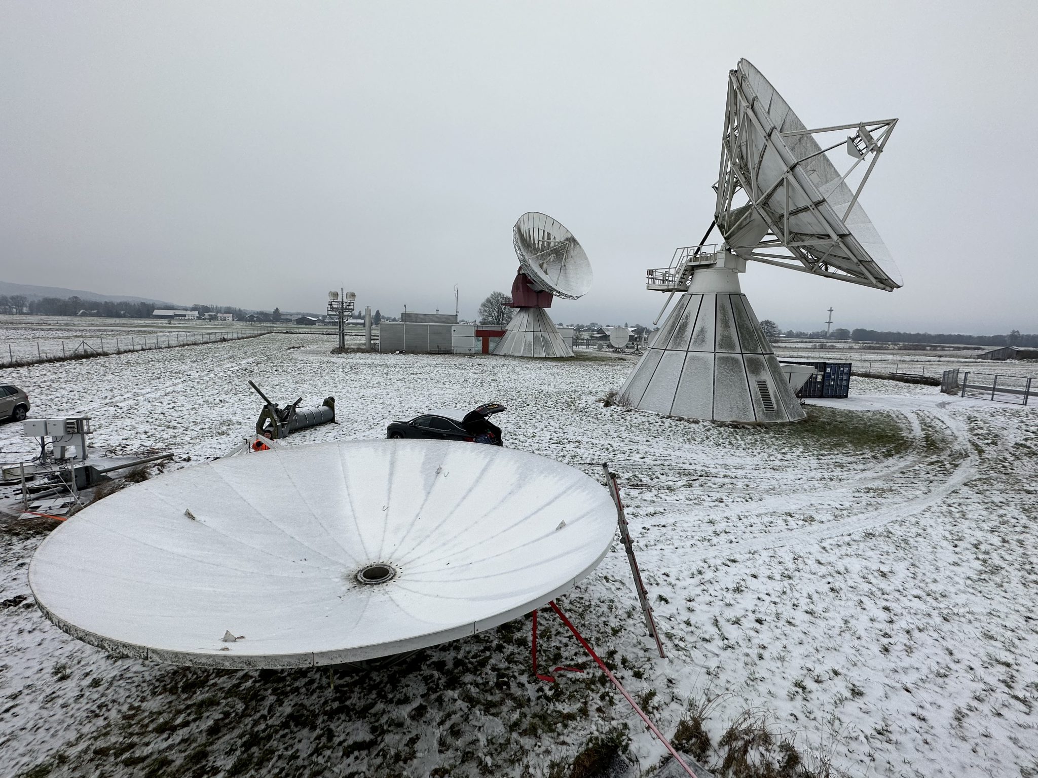 Skybrokers de-installed two Earth Station Antennas